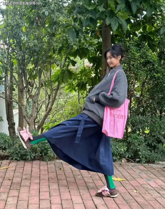 被“东北全智贤”孙千美到啦！灰色夹克搭藏蓝色半裙，尽显高级感 -6parkbbs.com