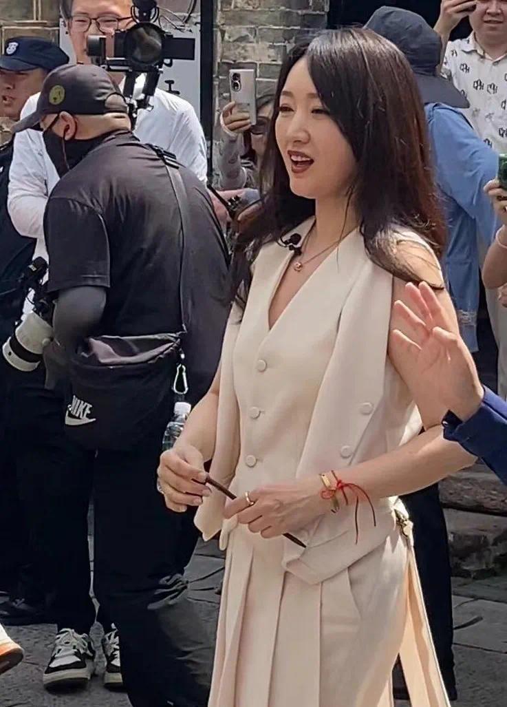 杨钰莹终究发福了!穿搭时尚难掩浮肿 却依然清纯 -6parkbbs.com